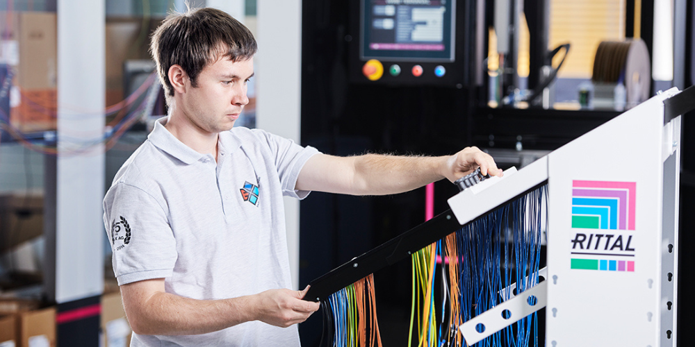 Acelera diez veces el procesado de cables con la máquina automática Wire Terminal WT C de Rittal